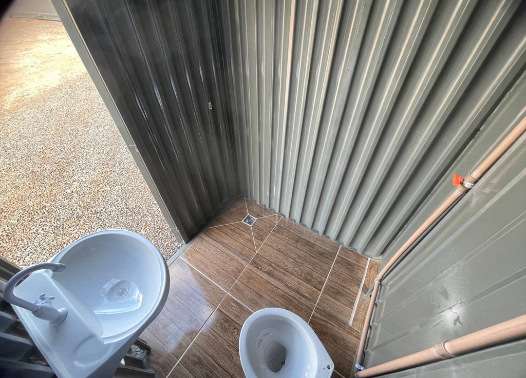 Banheiro Container 06 Metros com 05 (Vaso e Pia e chuveiro) Bronze ...