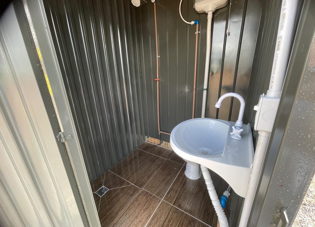 Banheiro Container 06 Metros com 05 (Vaso e Pia e chuveiro) Bronze ...